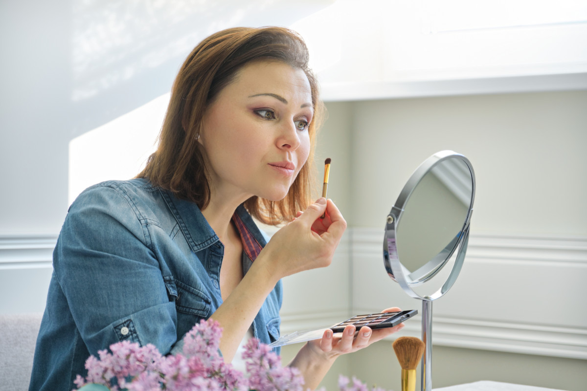 46 Year Old Makeup Artist Shares How To Get Professional Looking Makeup